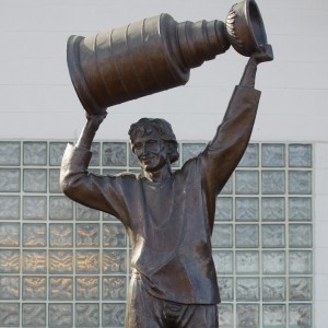 8 Worst Statues of Sports Legends - ZergNet