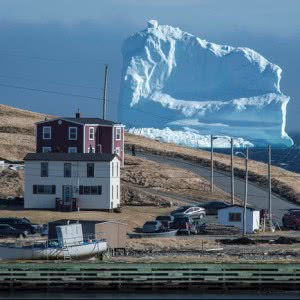 Massive Iceberg Turns Canadian Town Into Tourist Attraction - ZergNet