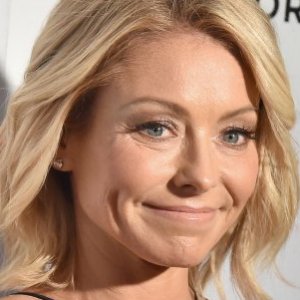 Kelly Ripa's Incredible Beauty Transformation - ZergNet