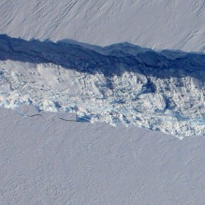 Massive Iceberg Breaks Off Antarctic Glacier - ZergNet