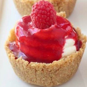 No-Bake Mini Cheesecakes with Raspberry Sauce - ZergNet