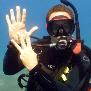 20 Hand Signals You Have To Know When Scuba Diving - ZergNet