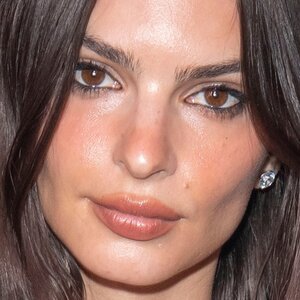Emily Ratajkowski Rocks Gorgeous Short Bob At Marc Jacobs Show - ZergNet