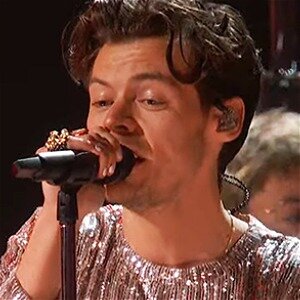 Harry Styles Shines On Stage At Grammys 2023 In Sequin Jumpsuit - ZergNet