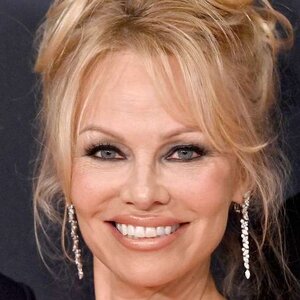 Pamela Anderson Stuns With All-Natural Magazine Cover - ZergNet