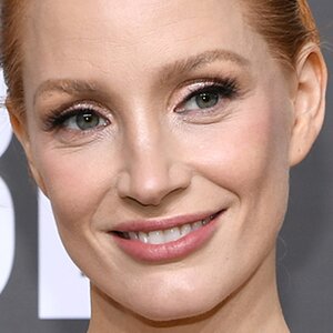 Jessica Chastain Totally Sparkles In Plunging Sequin Oscars Gown - ZergNet