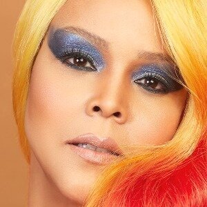 Rising Pop Star Vallyre Has Everyone's Heads Turning - ZergNet