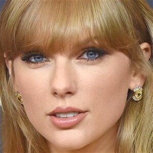 T-Swift's Insanely Gorgeous Eras Tour Looks Are Drawing Eyes - ZergNet