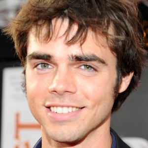 'Modern Family' Star Reid Ewing Comes Out - ZergNet